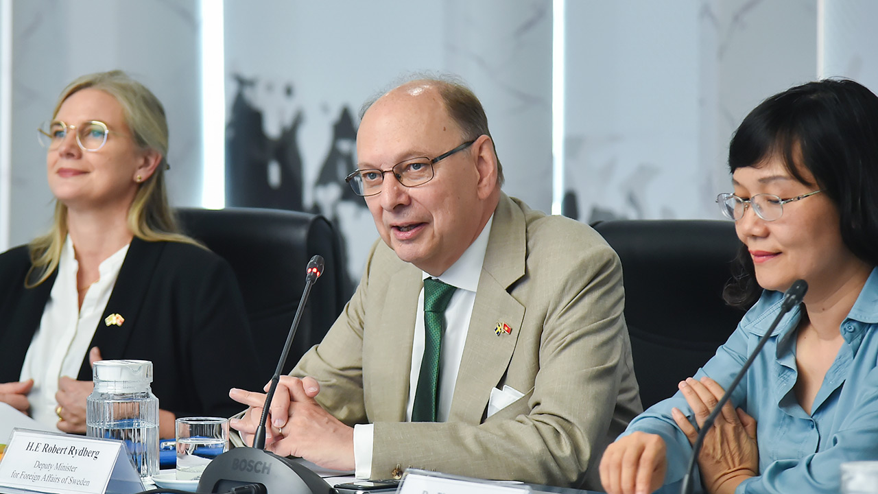 Tọa đàm với Quốc vụ khanh Bộ Ngoại giao Thụy Điển Robert Rydberg - Học ...