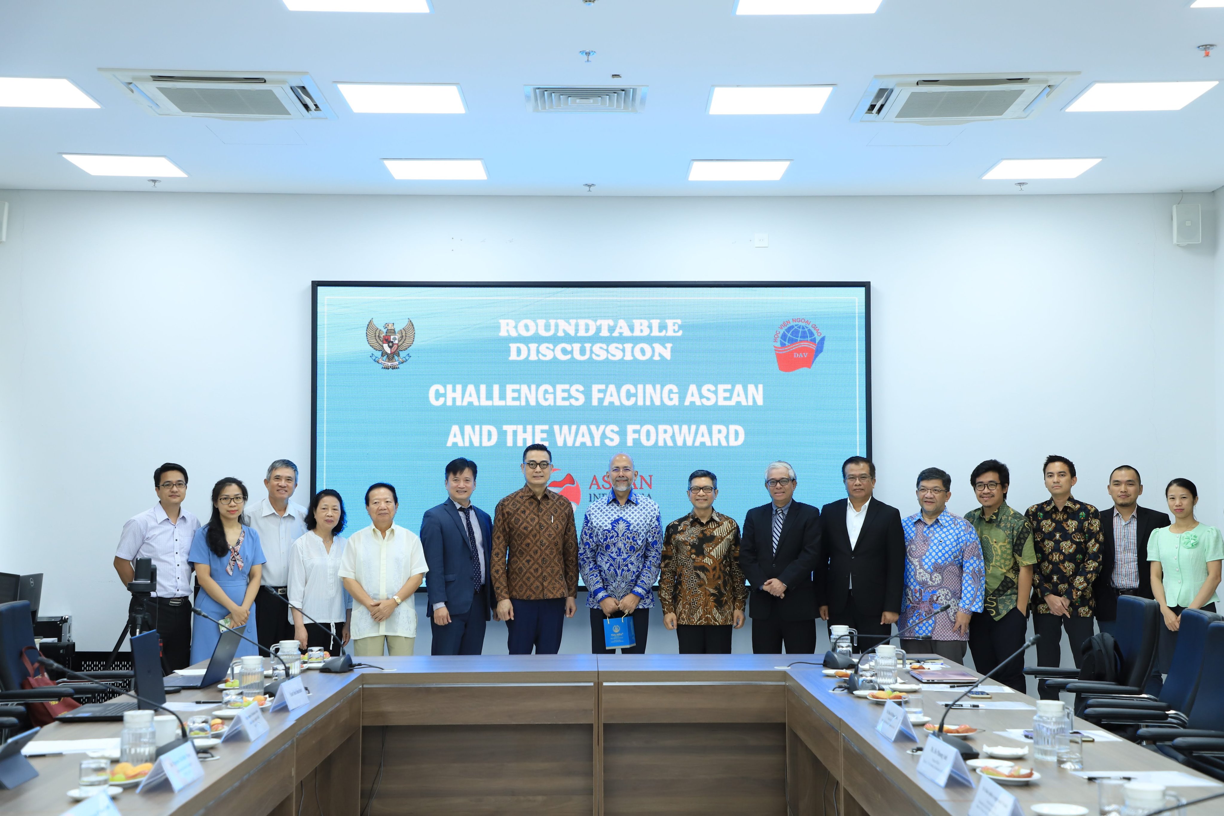 Tọa đàm bàn tròn với Trưởng SOM ASEAN Indonesia Sidharto Reza ...