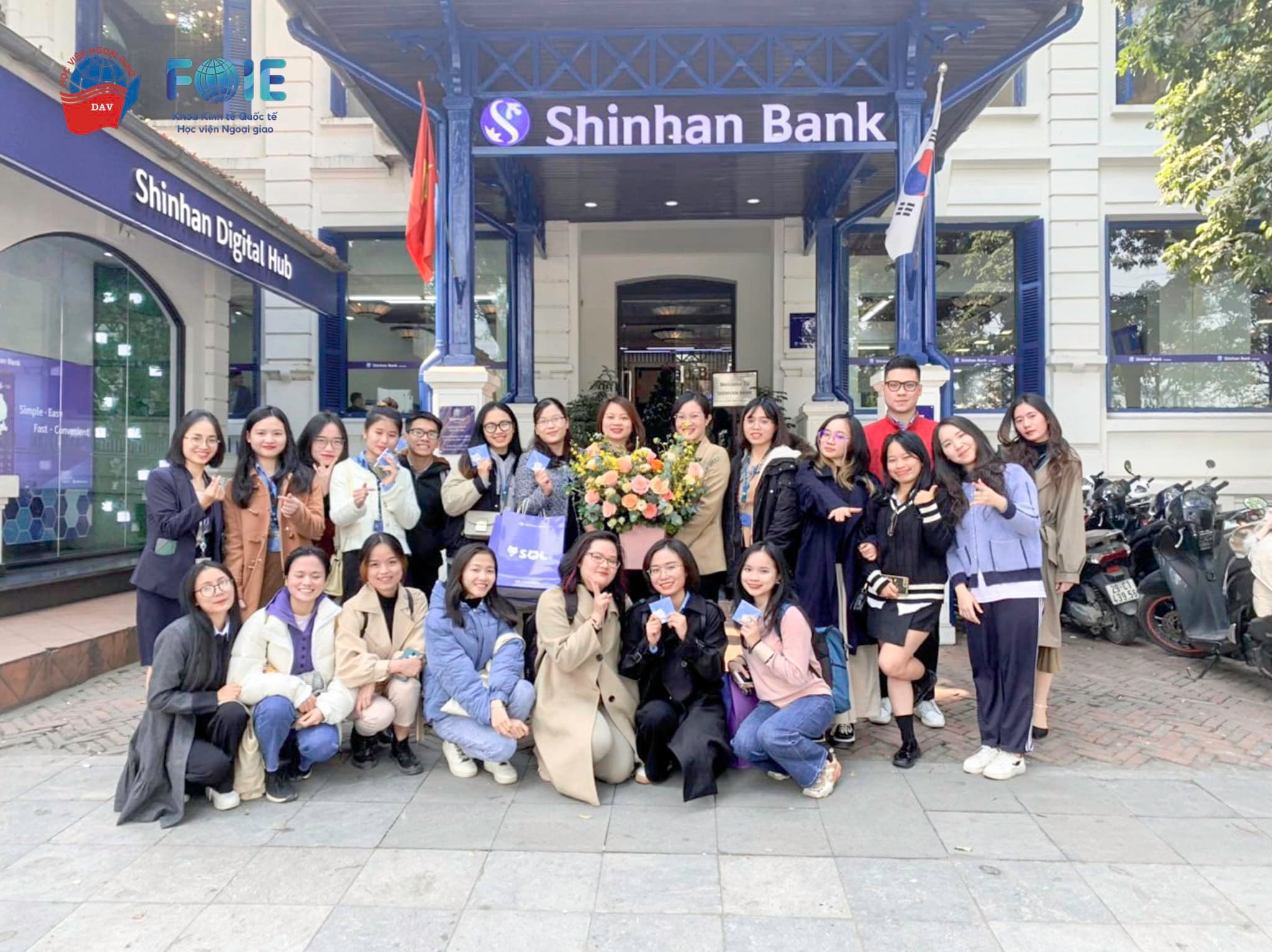Sinh viên khoa Kinh tế Quốc tế tham quan Ngân hàng Shinhan Chi nhánh Lê ...