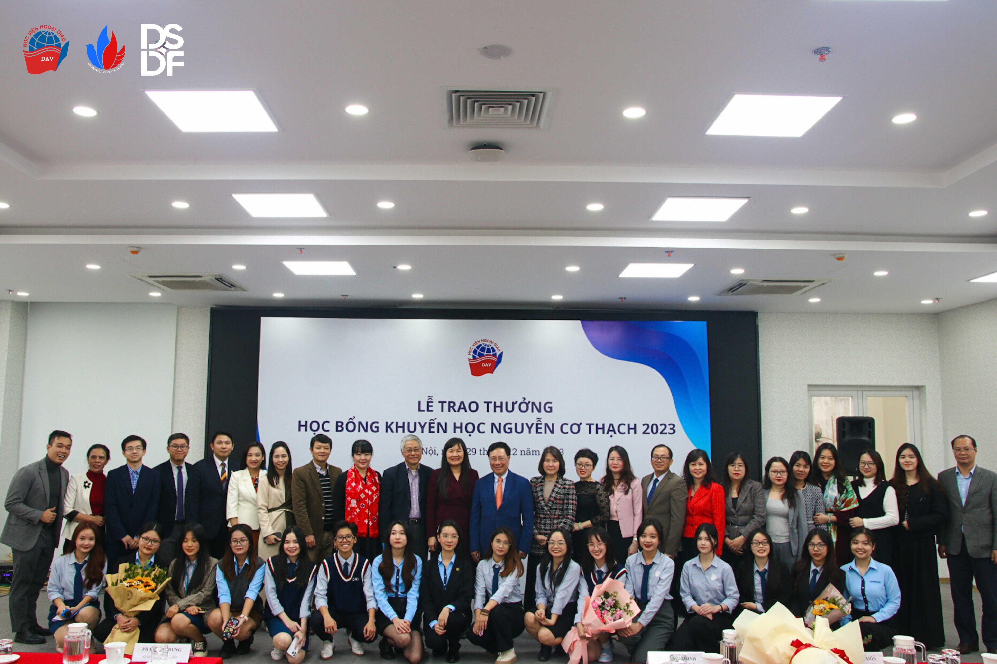 17 outstanding students of the Diplomatic Academy of Vietnam awarded ...
