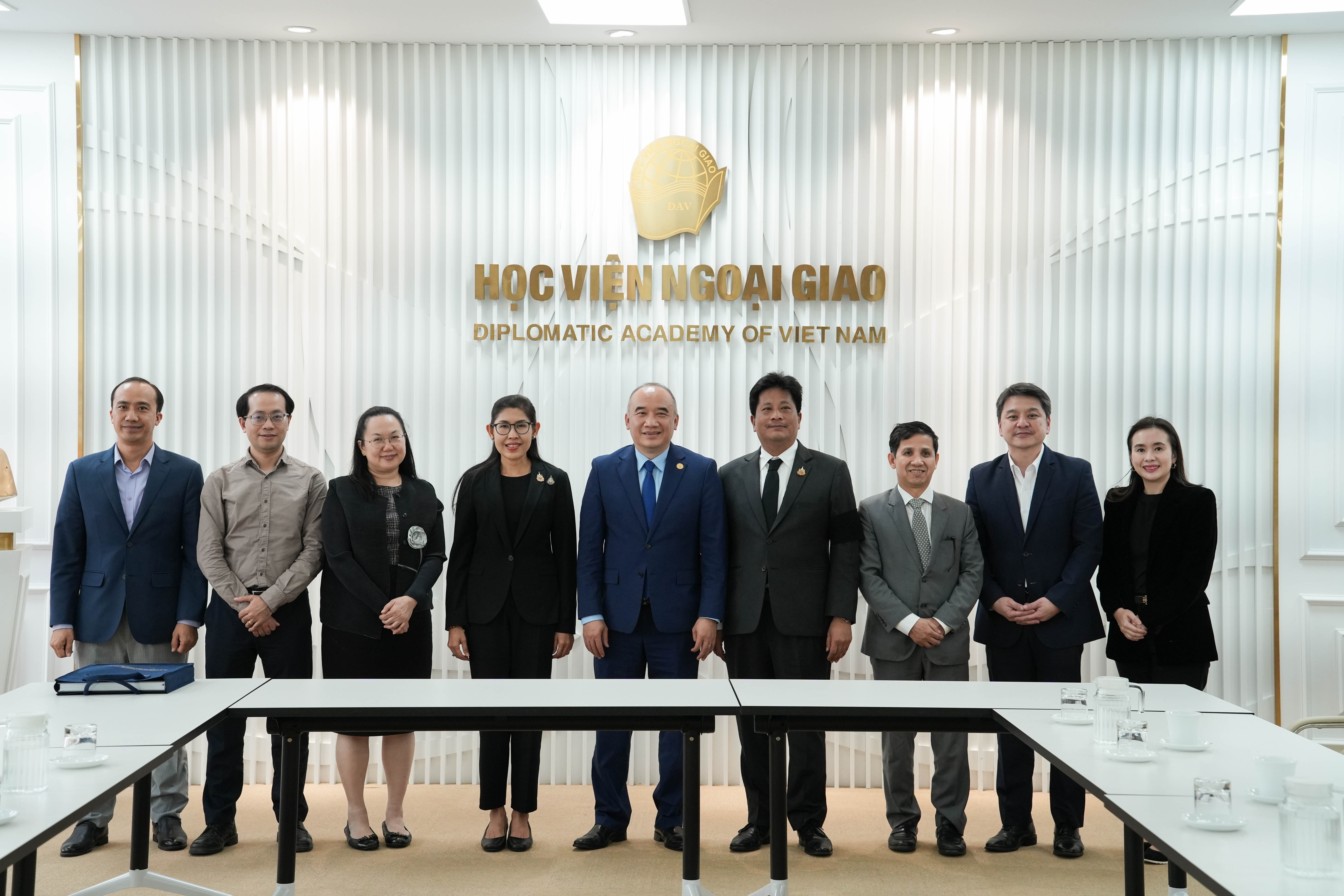 Vice President Nguyen Manh Dong Receives Director-General of the Department of East Asian ...